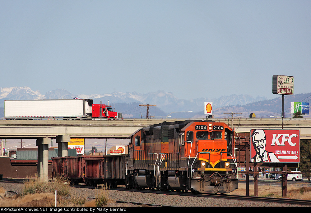 BNSF 2104 and 1705 Lunch Break